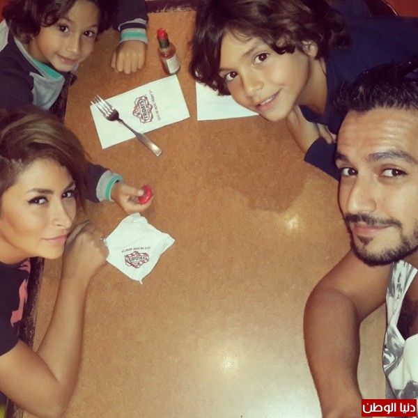 في أحدث صور أبناء ديما بياعة وتيم حسن لكل منهما نسخة صغيرة دنيا
