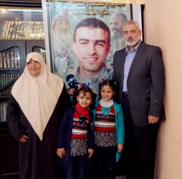 صور: هنية يزور القيادي أبو أيمن طه