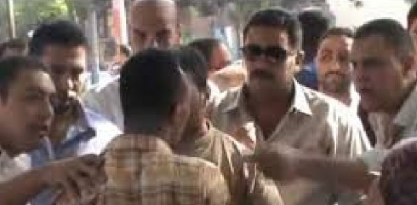 بائع مصري يقبل قدم ضابط شرطة ويتلقى الرد بصفعه على وجهه