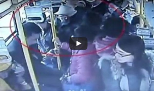 بالفيديو هجوم حاد من قِبل رجل مُسِن على امرأة حامل