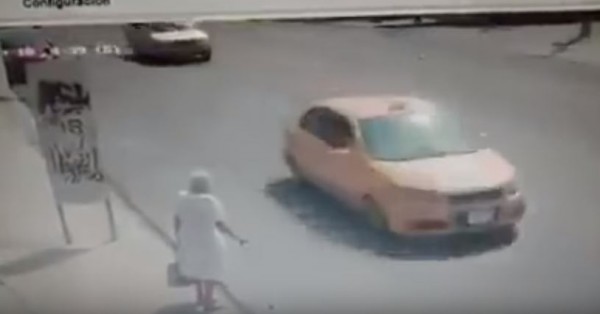موقف إنساني مع إمرأة عجوز يشعل مواقع التواصل