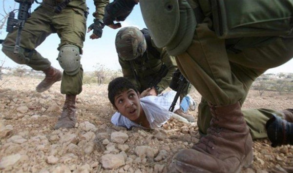 فيديو جندي إسرائيلي يعتدي بوحشية على طفل فلسطيني بالخليل