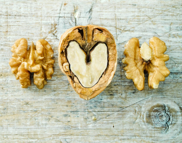 دراسة جديدة: فوائد الجوز على صحة القلب قد تبدأ بالقناة الهضمية