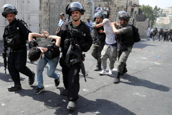 الاحتلال يعتقل مرابطتين من القدس ويسلم استدعاءات تحقيق لأخريات